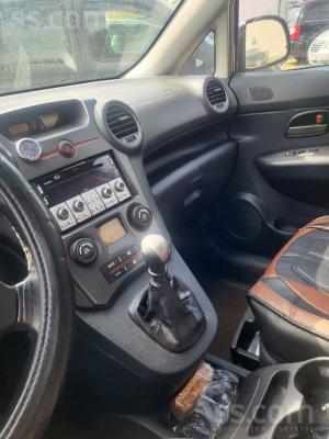 Black Kia Carens 2007 in Riga, with an engine capacity of 2.00 L and mileage of 324 thousand km for 1750 €, photo 5 on AUTOMOTO.COM.LV