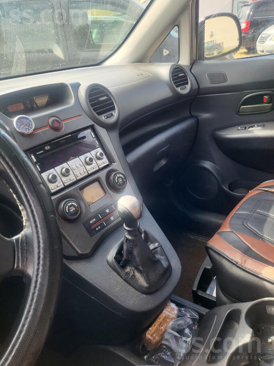 Black Kia Carens 2007 in Riga, with an engine capacity of 2.00 L and mileage of 324 thousand km for 1750 €, photo 5 on AUTOMOTO.COM.LV