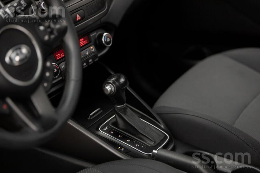 Black Kia Carens 2013 in Jelgava, with an engine capacity of 1.70 L and mileage of 0 thousand km for 7490 €, photo 10 on AUTOMOTO.COM.LV