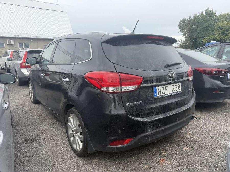 Black Kia Carens 2014 in Kaunas, with an engine capacity of 1.69 L and mileage of 288 thousand km for 1950 €, photo 4 on AUTOMOTO.COM.LV