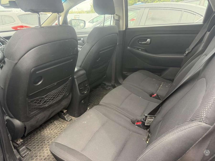 Black Kia Carens 2014 in Kaunas, with an engine capacity of 1.69 L and mileage of 288 thousand km for 1950 €, photo 6 on AUTOMOTO.COM.LV