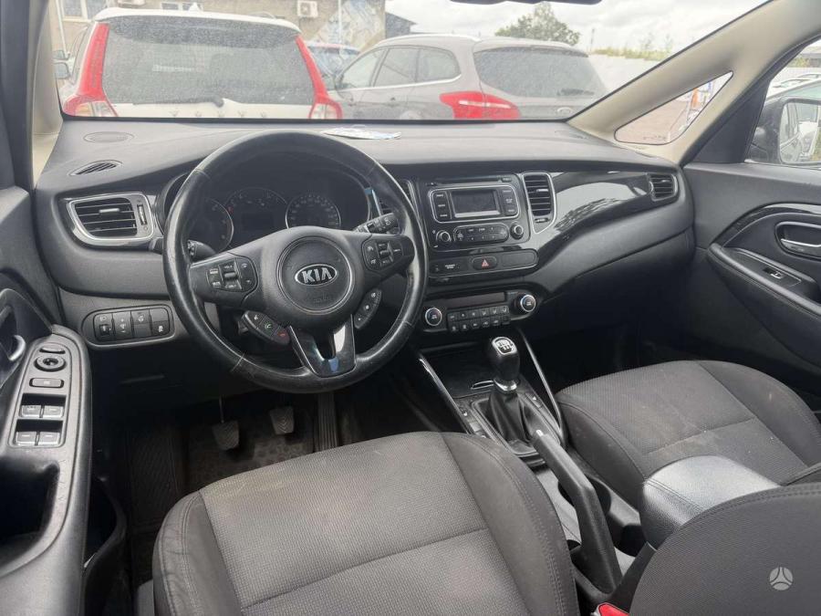 Black Kia Carens 2014 in Kaunas, with an engine capacity of 1.69 L and mileage of 288 thousand km for 1950 €, photo 7 on AUTOMOTO.COM.LV