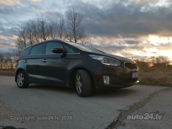 Black Kia Carens 2016 in Tallinn, with an engine capacity of 1.70 L and mileage of 212 thousand km for 9800 €, photo 4 on AUTOMOTO.COM.LV