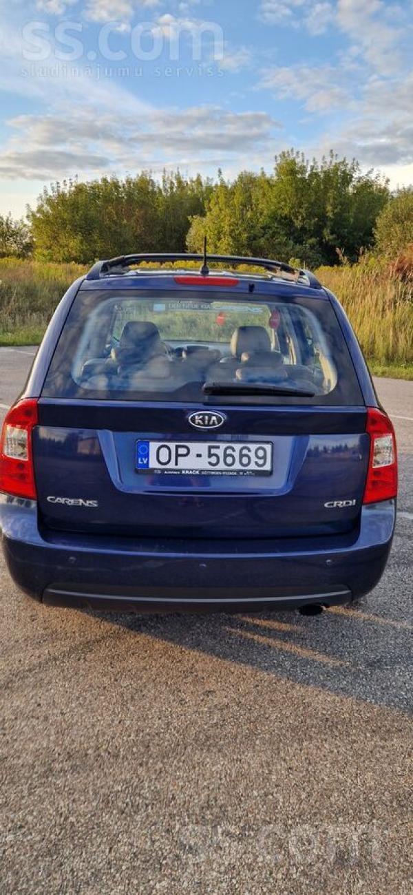 Kia Carens 2008 in Daugavpils on AUTOMOTO.COM.LV Blue Kia Carens 2008 in Daugavpils, with an engine capacity of 2.00 L and mileage of 193 thousand km for 3500 €, photo 3 on AUTOMOTO.COM.LV