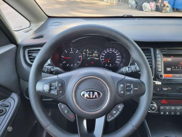 Blue Kia Carens 2013 in Alytus, with an engine capacity of 1.69 L and mileage of 278 thousand km for 5590 €, photo 7 on AUTOMOTO.COM.LV