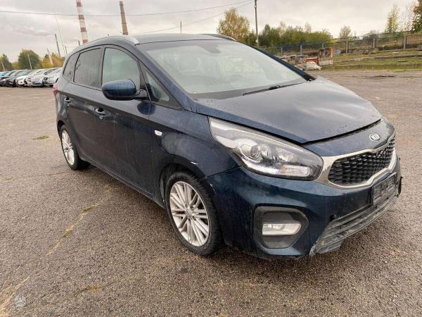 Blue Kia Carens 2017 in Panevezys, with an engine capacity of 1.70 L and mileage of 145 thousand km for 3200 €, photo 3 on AUTOMOTO.COM.LV