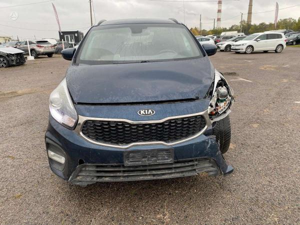 Blue Kia Carens 2017 in Panevezys, with an engine capacity of 1.70 L and mileage of 145 thousand km for 3200 €, photo 4 on AUTOMOTO.COM.LV