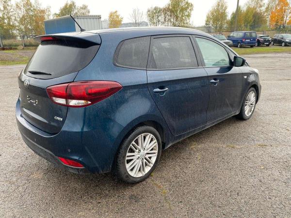 Blue Kia Carens 2017 in Panevezys, with an engine capacity of 1.70 L and mileage of 145 thousand km for 3200 €, photo 5 on AUTOMOTO.COM.LV