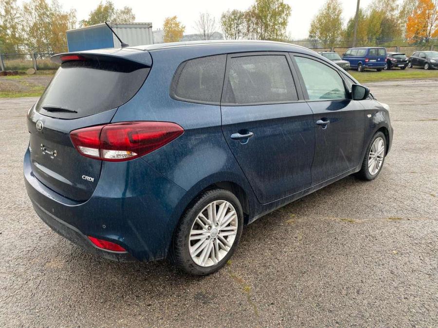 Blue Kia Carens 2017 in Panevezys, with an engine capacity of 1.70 L and mileage of 145 thousand km for 3200 €, photo 5 on AUTOMOTO.COM.LV