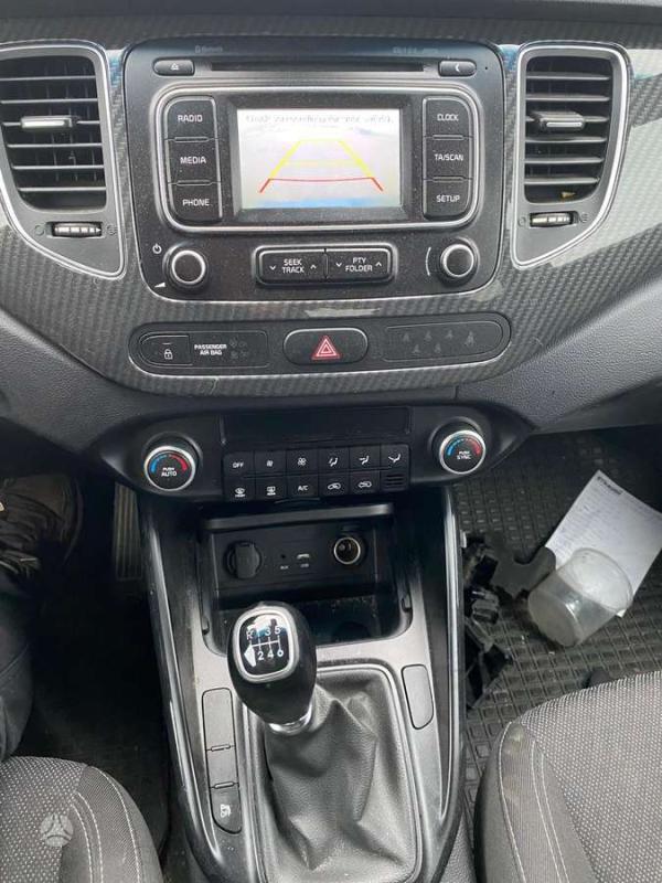 Blue Kia Carens 2017 in Panevezys, with an engine capacity of 1.70 L and mileage of 145 thousand km for 3200 €, photo 9 on AUTOMOTO.COM.LV