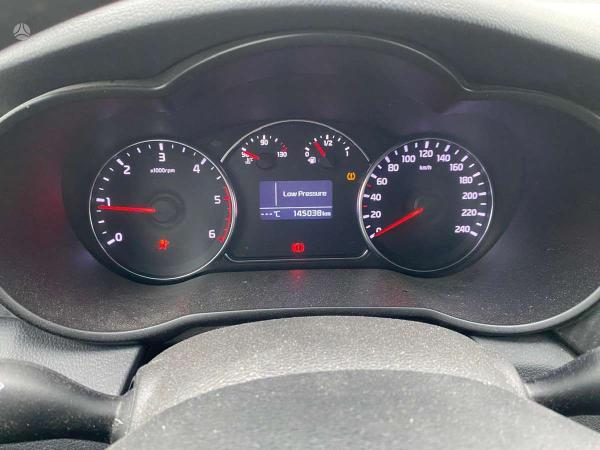 Blue Kia Carens 2017 in Panevezys, with an engine capacity of 1.70 L and mileage of 145 thousand km for 3200 €, photo 10 on AUTOMOTO.COM.LV