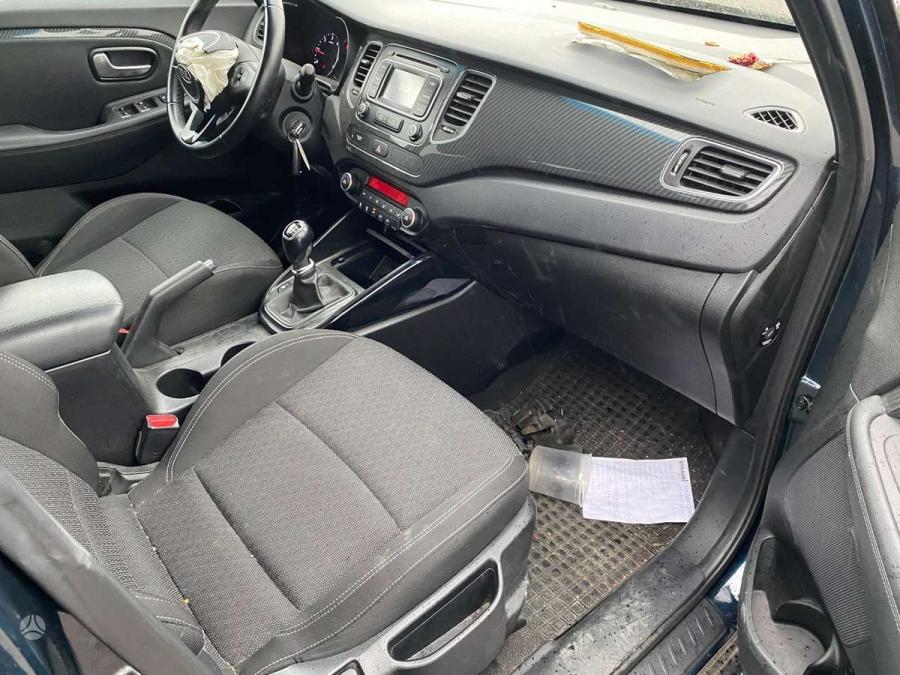 Blue Kia Carens 2017 in Panevezys, with an engine capacity of 1.70 L and mileage of 145 thousand km for 3200 €, photo 12 on AUTOMOTO.COM.LV
