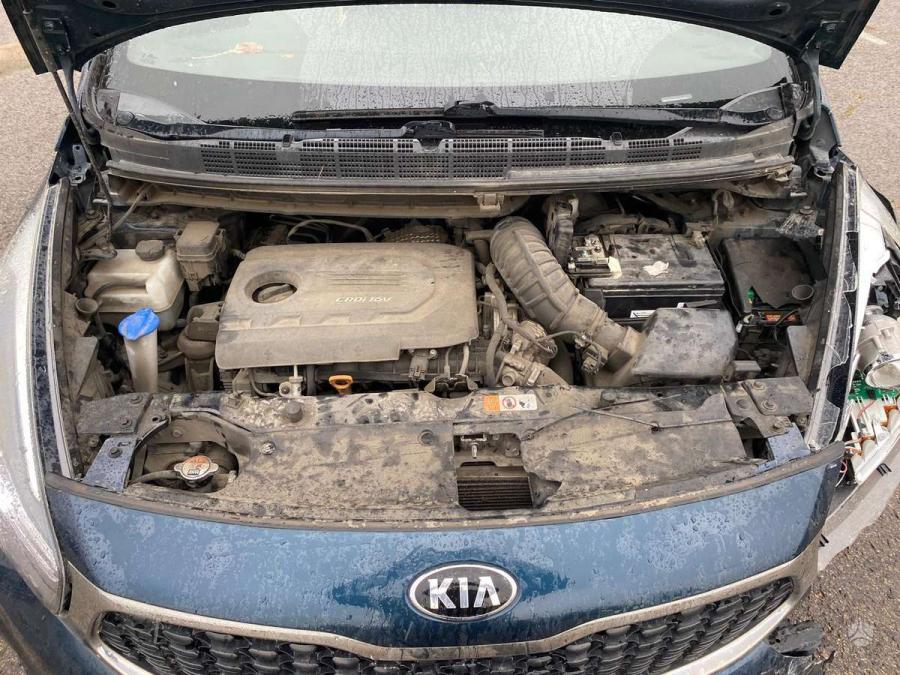 Blue Kia Carens 2017 in Panevezys, with an engine capacity of 1.70 L and mileage of 145 thousand km for 3200 €, photo 15 on AUTOMOTO.COM.LV