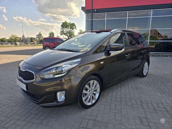 Brown Kia Carens 2014 in Taurage, with an engine capacity of 1.69 L and mileage of 262 thousand km for 4990 €, photo 1 on AUTOMOTO.COM.LV