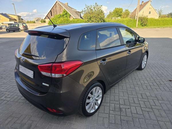 Brown Kia Carens 2014 in Taurage, with an engine capacity of 1.69 L and mileage of 262 thousand km for 4990 €, photo 6 on AUTOMOTO.COM.LV