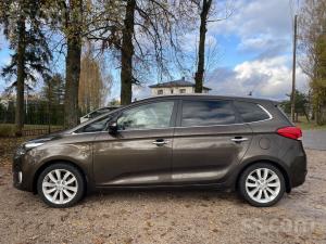 Brown Kia Carens 2015 in Riga, with an engine capacity of 1.70 L and mileage of 177 thousand km for 7990 €, photo 2 on AUTOMOTO.COM.LV