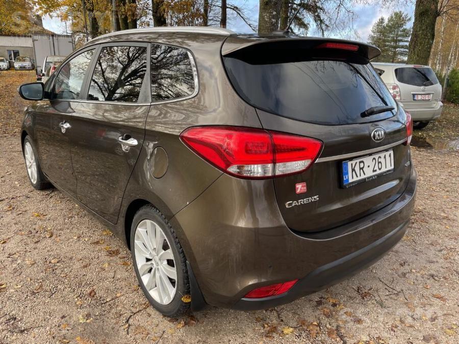 Brown Kia Carens 2015 in Riga, with an engine capacity of 1.70 L and mileage of 177 thousand km for 7990 €, photo 3 on AUTOMOTO.COM.LV