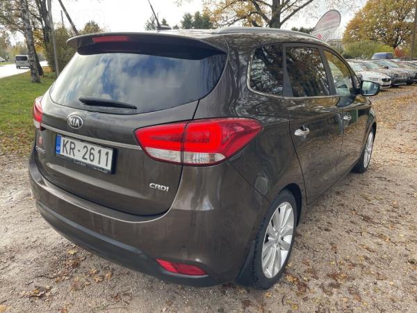 Brown Kia Carens 2015 in Riga, with an engine capacity of 1.70 L and mileage of 177 thousand km for 7990 €, photo 5 on AUTOMOTO.COM.LV