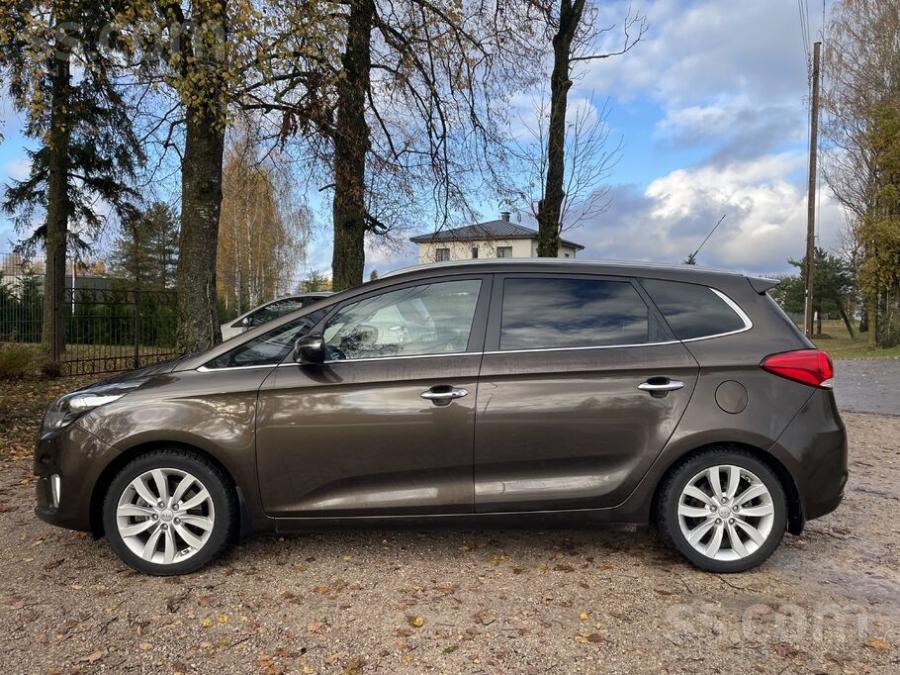 Brown Kia Carens 2015 in Riga, with an engine capacity of 1.70 L and mileage of 177 thousand km for 7490 €, photo 2 on AUTOMOTO.COM.LV