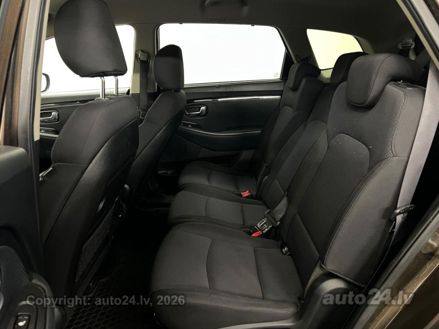 Brown Kia Carens 2015 in Parnu, with an engine capacity of 1.70 L and mileage of 207 thousand km for 7990 €, photo 11 on AUTOMOTO.COM.LV