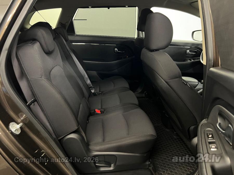 Brown Kia Carens 2015 in Parnu, with an engine capacity of 1.70 L and mileage of 207 thousand km for 7990 €, photo 22 on AUTOMOTO.COM.LV