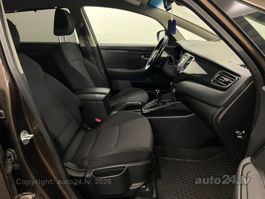 Brown Kia Carens 2015 in Parnu, with an engine capacity of 1.70 L and mileage of 207 thousand km for 7990 €, photo 23 on AUTOMOTO.COM.LV