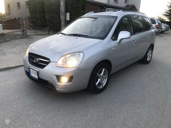 Grey Kia Carens 2007 in Alytus, with an engine capacity of 1.99 L and mileage of 405 thousand km for 1050 €, photo 1 on AUTOMOTO.COM.LV