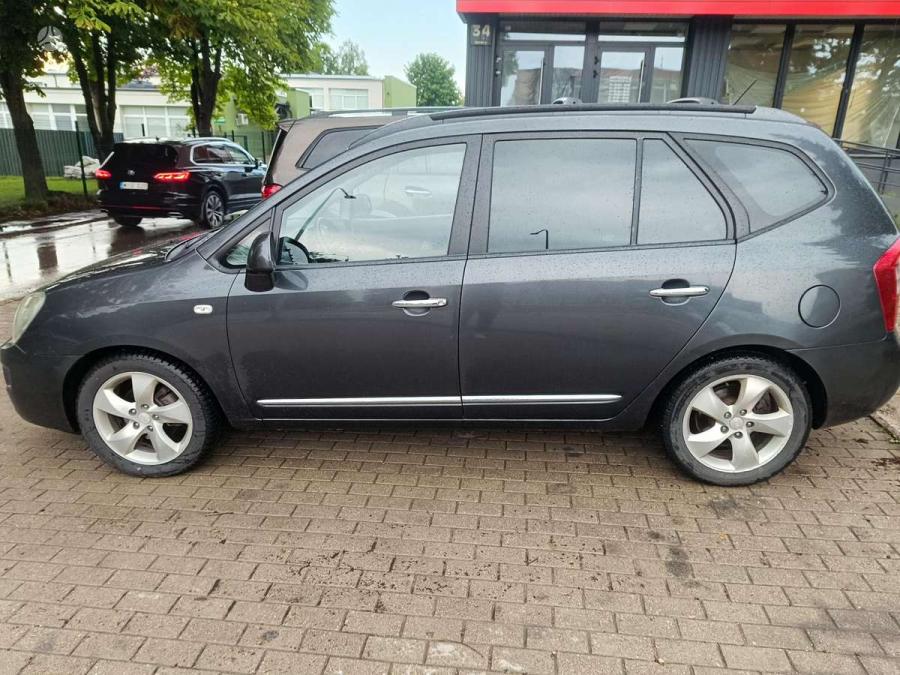 Grey Kia Carens 2008 in Siauliai, with an engine capacity of 1.99 L and mileage of 251 thousand km for 1800 €, photo 4 on AUTOMOTO.COM.LV