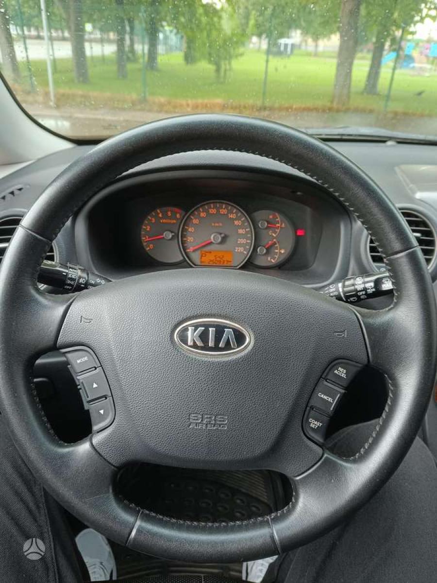 Grey Kia Carens 2008 in Siauliai, with an engine capacity of 1.99 L and mileage of 251 thousand km for 1800 €, photo 5 on AUTOMOTO.COM.LV