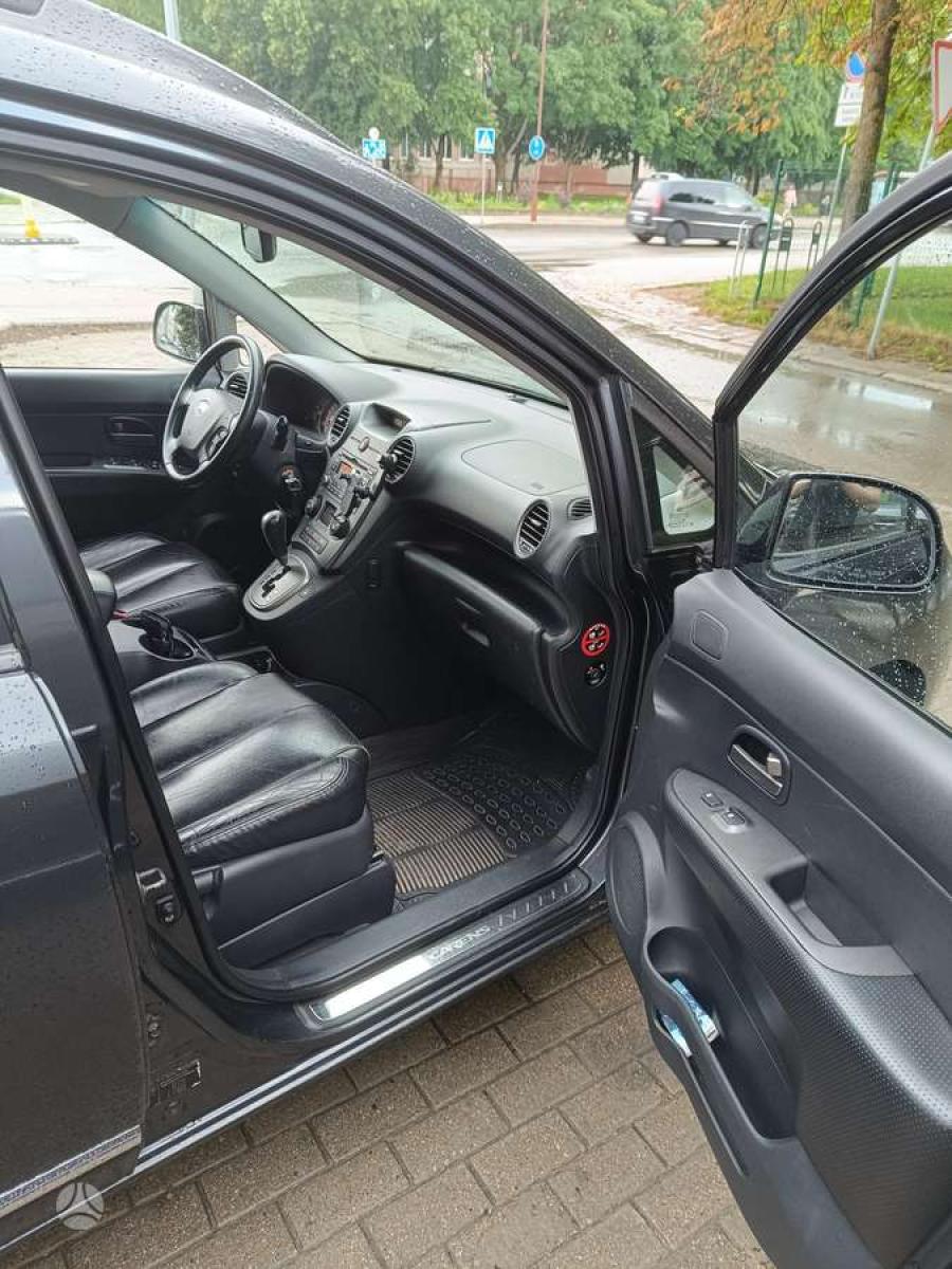 Grey Kia Carens 2008 in Siauliai, with an engine capacity of 1.99 L and mileage of 251 thousand km for 1800 €, photo 8 on AUTOMOTO.COM.LV