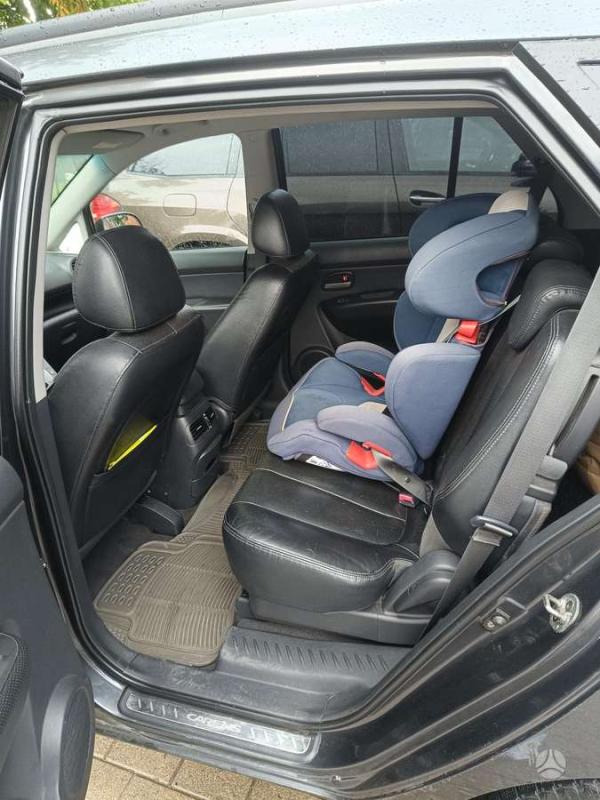 Grey Kia Carens 2008 in Siauliai, with an engine capacity of 1.99 L and mileage of 251 thousand km for 1800 €, photo 9 on AUTOMOTO.COM.LV