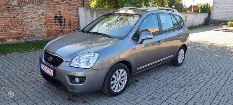 Grey Kia Carens 2011 in Kedainiai, with an engine capacity of 1.58 L and mileage of 231 thousand km for 2700 €, photo 2 on AUTOMOTO.COM.LV