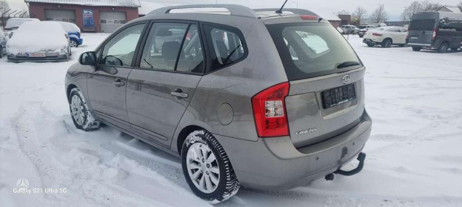 Grey Kia Carens 2011 in Kedainiai, with an engine capacity of 1.58 L and mileage of 231 thousand km for 2999 €, photo 4 on AUTOMOTO.COM.LV