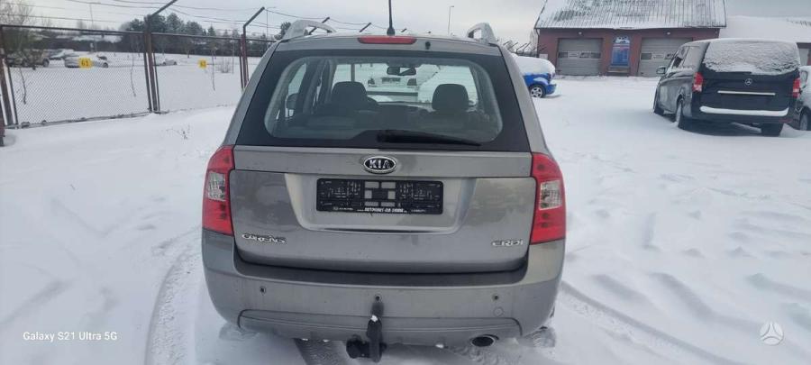 Grey Kia Carens 2011 in Kedainiai, with an engine capacity of 1.58 L and mileage of 231 thousand km for 2999 €, photo 8 on AUTOMOTO.COM.LV