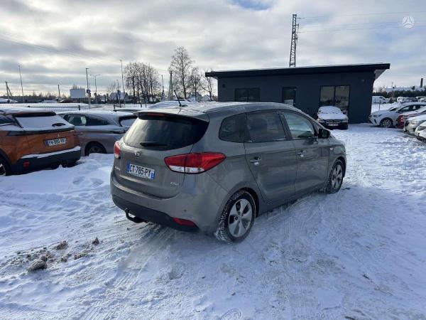 Pelēks Kia Carens 2013 Tauragė, ar dzinēja tilpumu 1.69 L un nobraukumu 242 tūkst. km par 5800 €, foto 4 vietnē AUTOMOTO.COM.LV