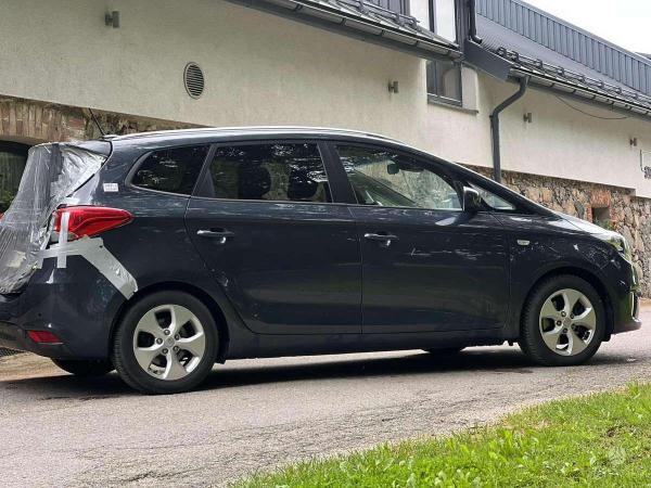 Pelēks Kia Carens 2013 Panevēža, ar dzinēja tilpumu 1.69 L un nobraukumu 220 tūkst. km par 3550 €, foto 4 vietnē AUTOMOTO.COM.LV