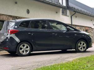 Grey Kia Carens 2013 in Panevezys, with an engine capacity of 1.69 L and mileage of 220 thousand km for 3550 €, photo 5 on AUTOMOTO.COM.LV