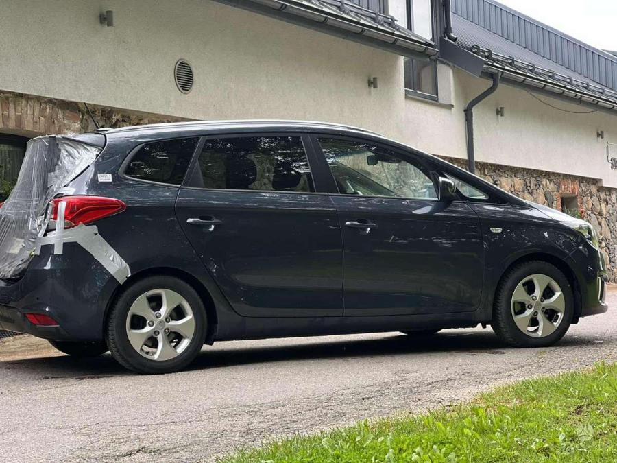 Grey Kia Carens 2013 in Panevezys, with an engine capacity of 1.69 L and mileage of 220 thousand km for 3550 €, photo 5 on AUTOMOTO.COM.LV
