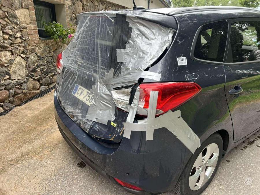 Grey Kia Carens 2013 in Panevezys, with an engine capacity of 1.69 L and mileage of 220 thousand km for 3550 €, photo 6 on AUTOMOTO.COM.LV