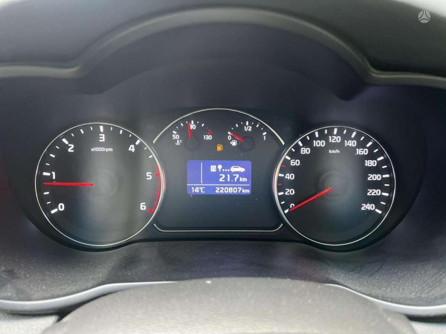 Grey Kia Carens 2013 in Panevezys, with an engine capacity of 1.69 L and mileage of 220 thousand km for 3550 €, photo 7 on AUTOMOTO.COM.LV