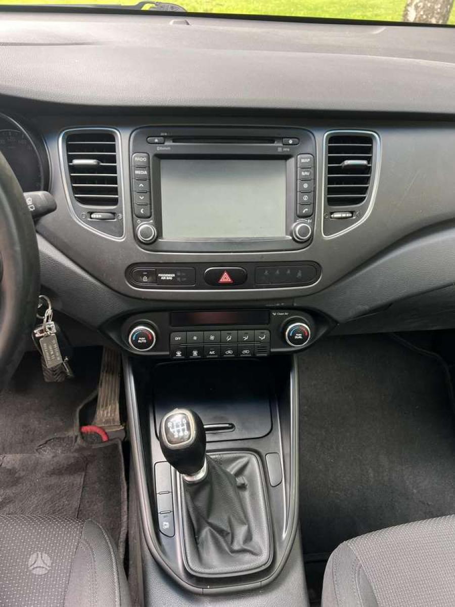 Grey Kia Carens 2013 in Panevezys, with an engine capacity of 1.69 L and mileage of 220 thousand km for 3550 €, photo 9 on AUTOMOTO.COM.LV