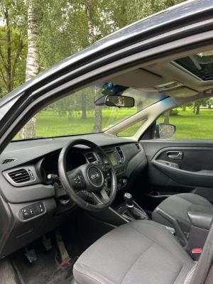 Grey Kia Carens 2013 in Panevezys, with an engine capacity of 1.69 L and mileage of 220 thousand km for 3550 €, photo 10 on AUTOMOTO.COM.LV