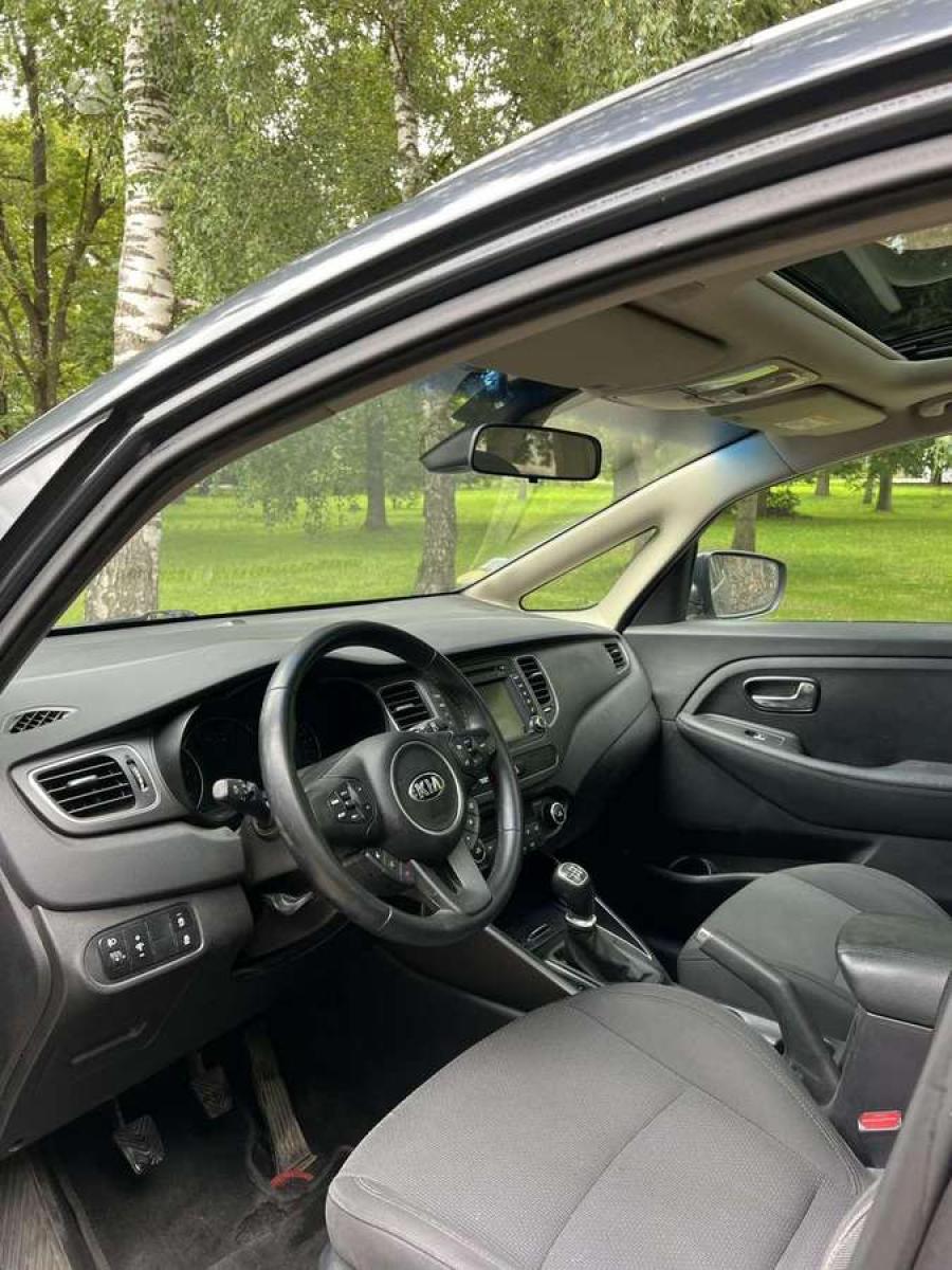 Grey Kia Carens 2013 in Panevezys, with an engine capacity of 1.69 L and mileage of 220 thousand km for 3550 €, photo 10 on AUTOMOTO.COM.LV