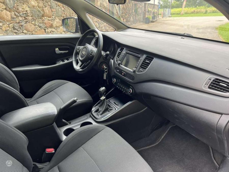 Grey Kia Carens 2013 in Panevezys, with an engine capacity of 1.69 L and mileage of 220 thousand km for 3550 €, photo 11 on AUTOMOTO.COM.LV