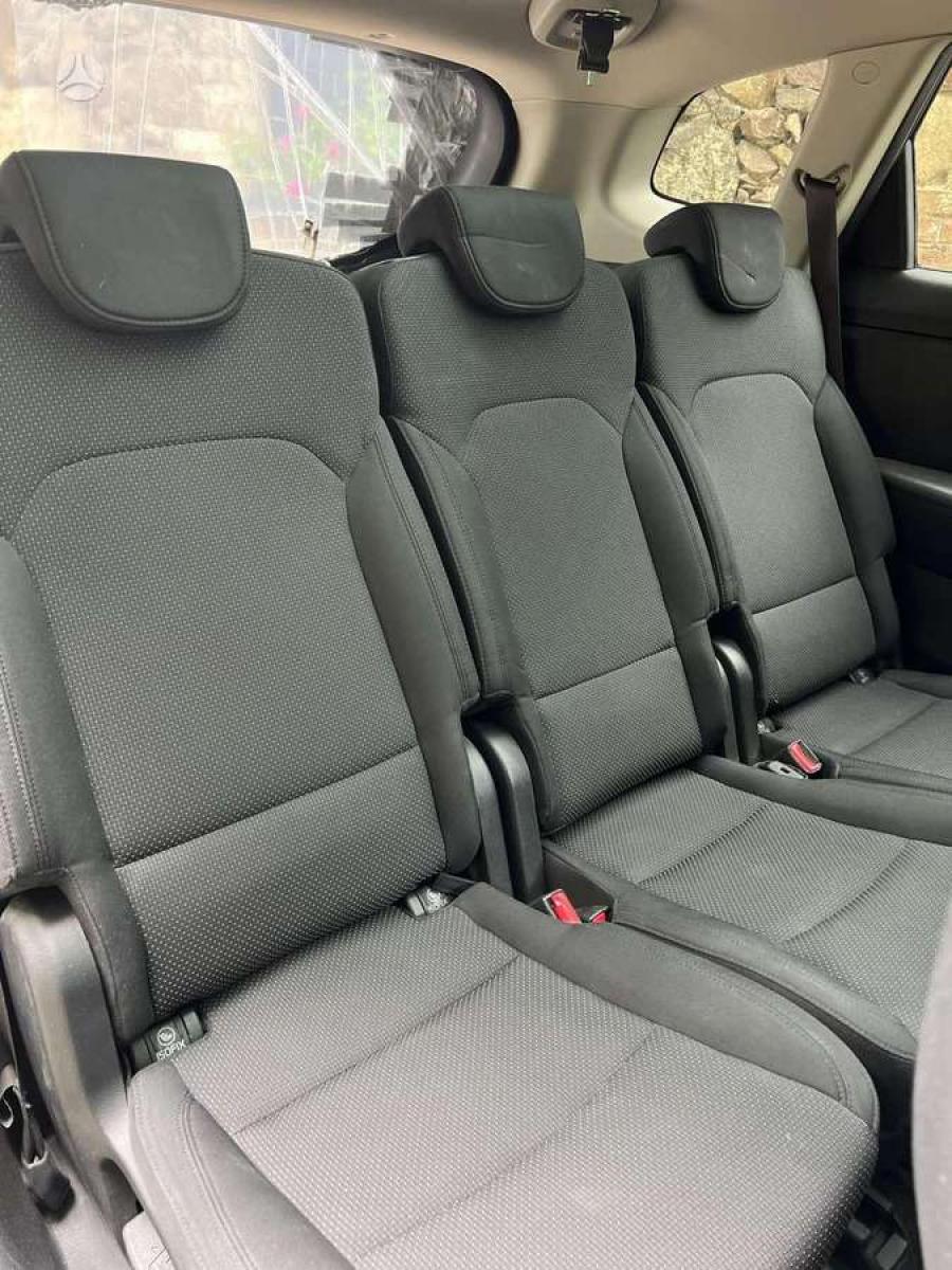 Grey Kia Carens 2013 in Panevezys, with an engine capacity of 1.69 L and mileage of 220 thousand km for 3550 €, photo 19 on AUTOMOTO.COM.LV
