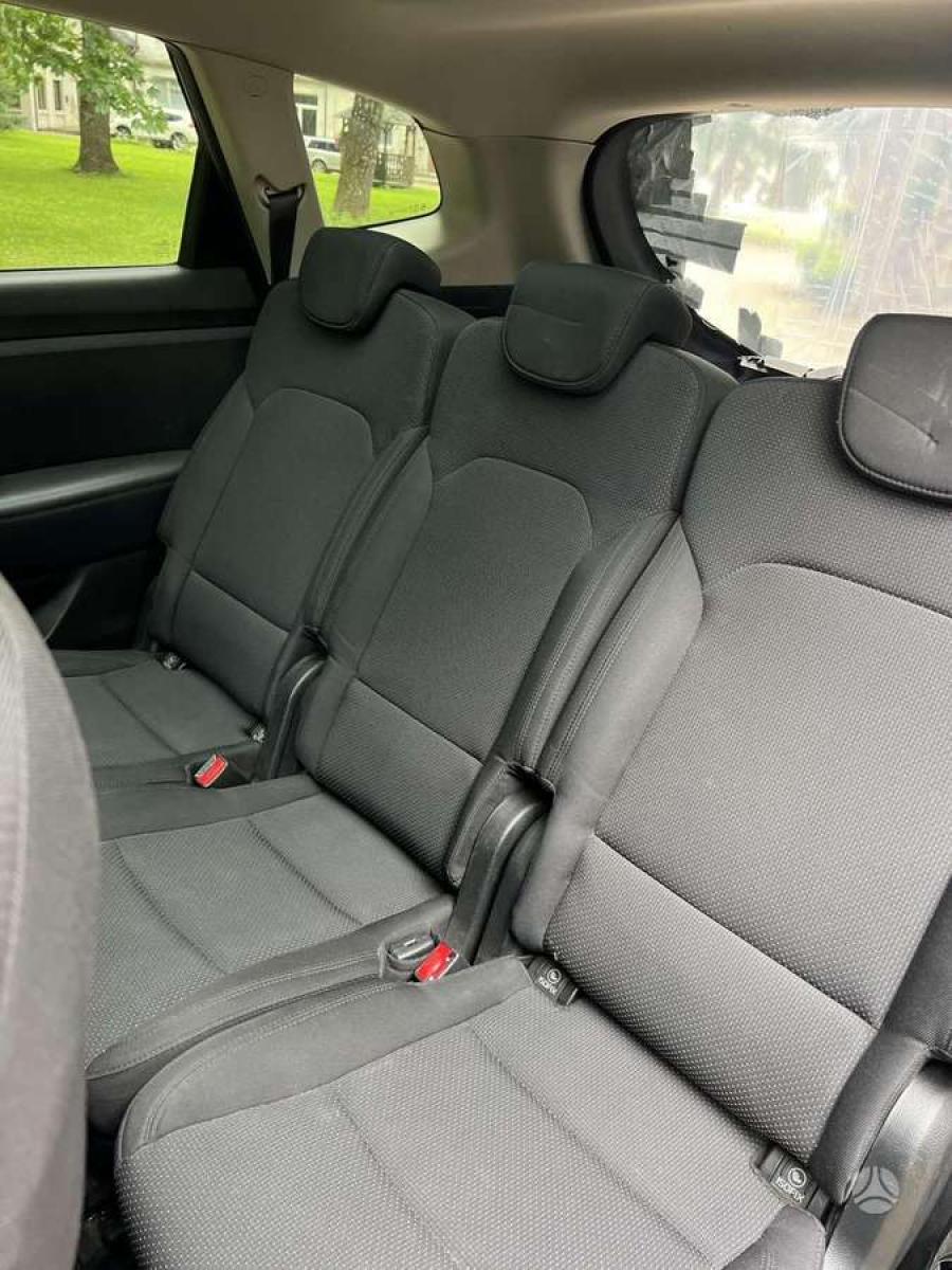 Grey Kia Carens 2013 in Panevezys, with an engine capacity of 1.69 L and mileage of 220 thousand km for 3550 €, photo 20 on AUTOMOTO.COM.LV