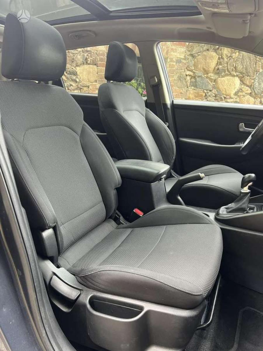 Grey Kia Carens 2013 in Panevezys, with an engine capacity of 1.69 L and mileage of 220 thousand km for 3550 €, photo 22 on AUTOMOTO.COM.LV