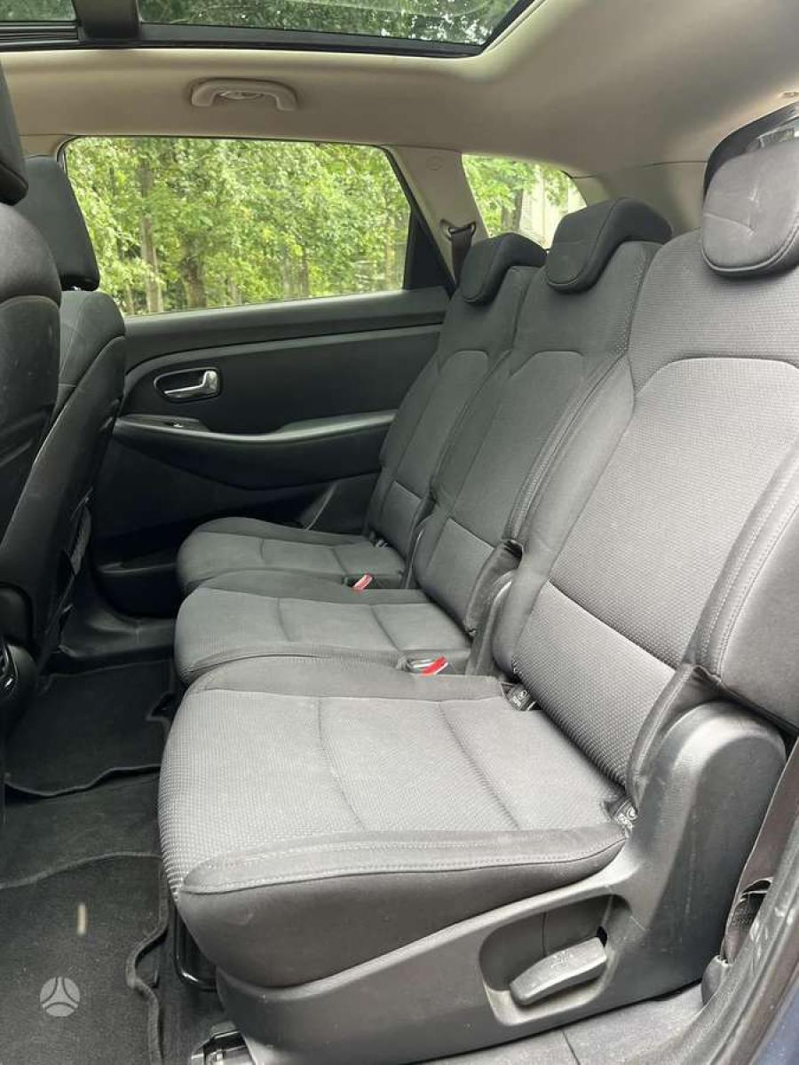 Grey Kia Carens 2013 in Panevezys, with an engine capacity of 1.69 L and mileage of 220 thousand km for 3550 €, photo 23 on AUTOMOTO.COM.LV