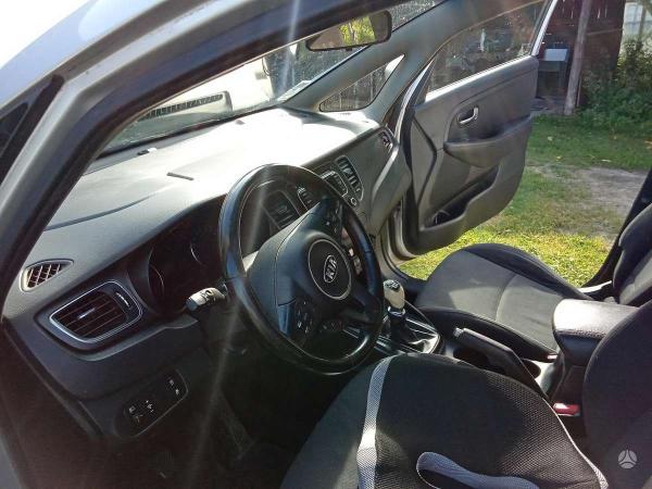 Pelēks Kia Carens 2013 Alīta, ar dzinēja tilpumu 1.69 L un nobraukumu 360 tūkst. km par 3200 €, foto 4 vietnē AUTOMOTO.COM.LV