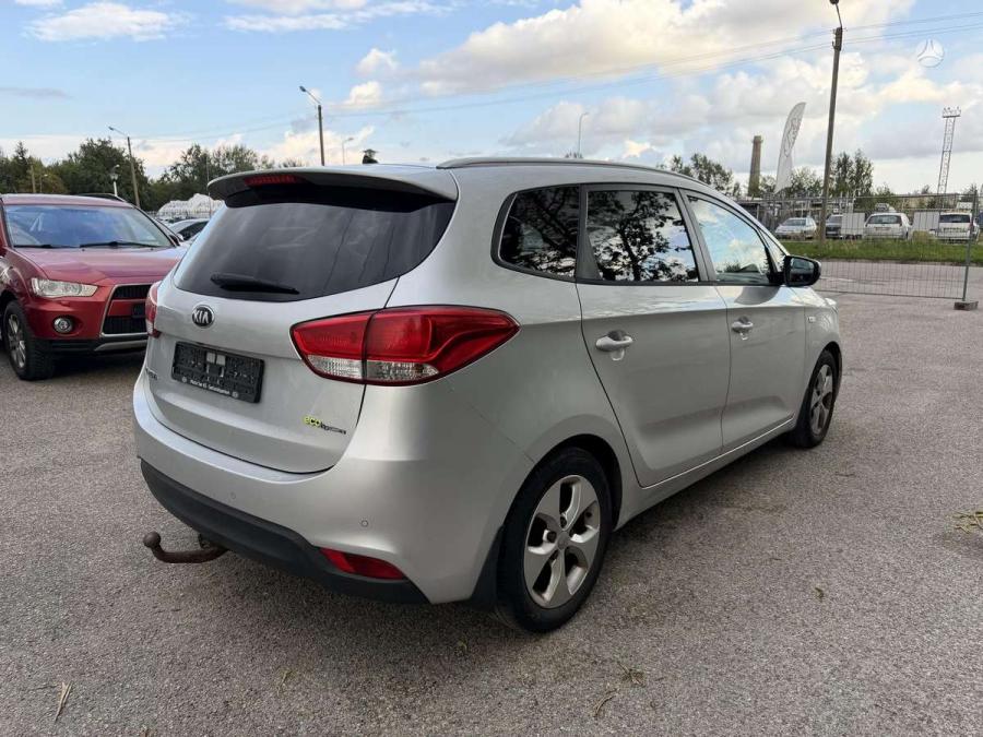 Grey Kia Carens 2013 in Marijampole, with an engine capacity of 1.69 L and mileage of 238 thousand km for 3750 €, photo 5 on AUTOMOTO.COM.LV